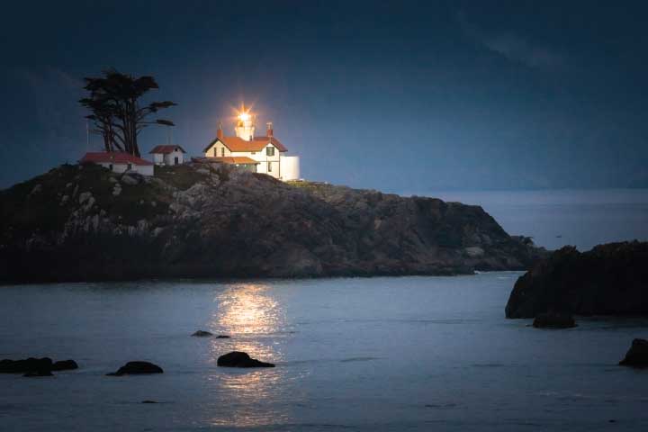 7 Most Haunted Lighthouses in the United States | Boatsetter