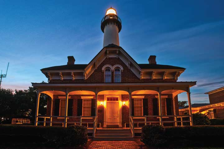 7 Most Haunted Lighthouses in the United States | Boatsetter